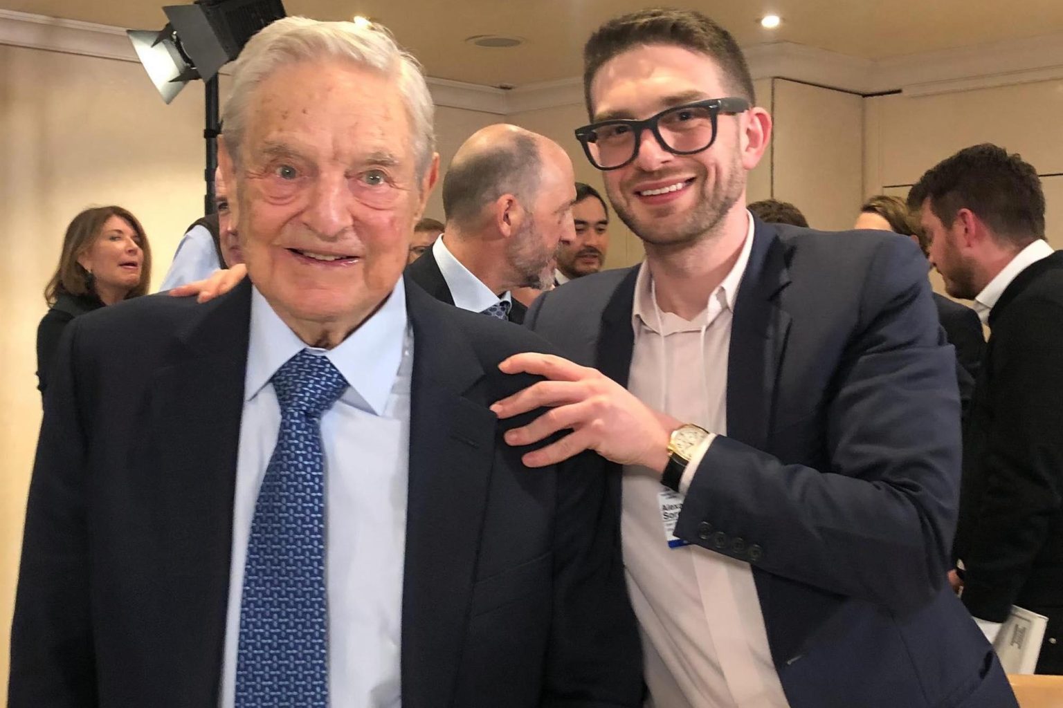 Donald Trump cere inculparea lui George Soros și a fiului său sub legea ...